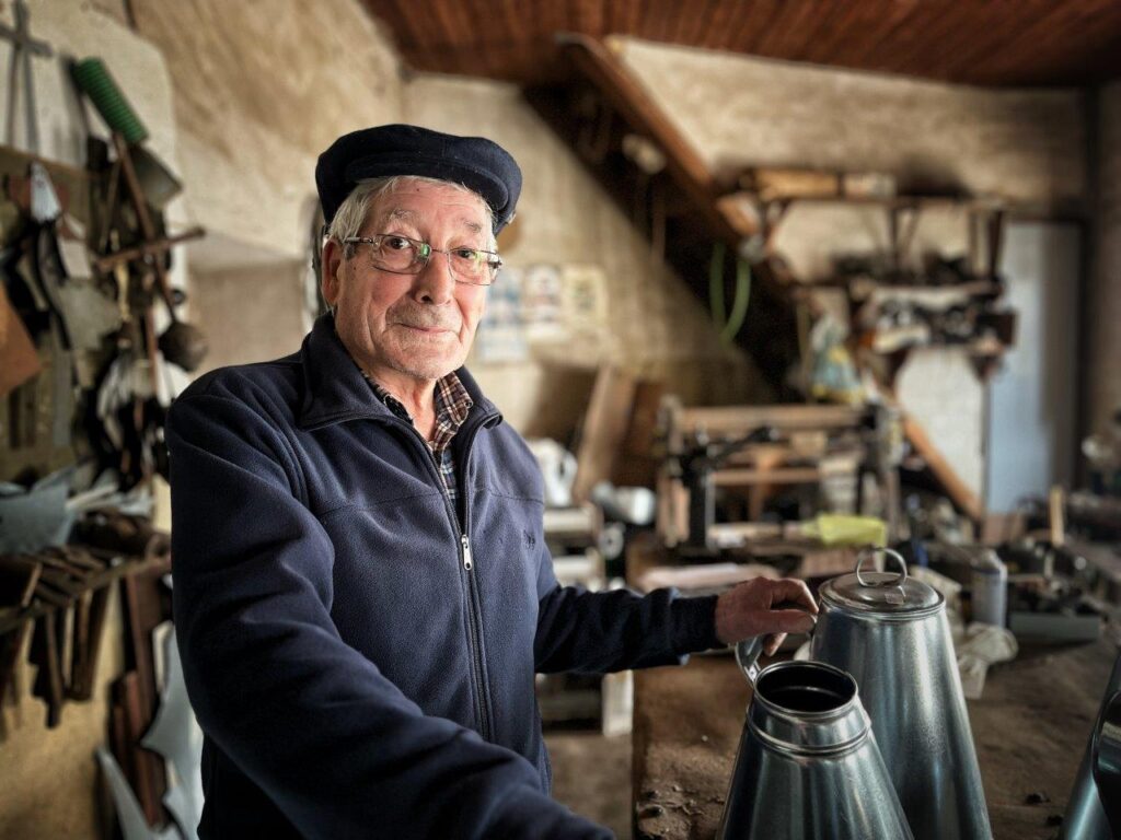 Latoeiro há 65 anos, “Zé latas” ainda fabrica galheteiros e regadores ...